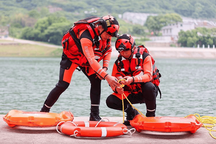 คู่มือการประกอบชุดอุปกรณ์กู้ภัยน้ำท่วม: รายการตรวจสอบอุปกรณ์ที่พร้อมใช้งานภาคสนาม